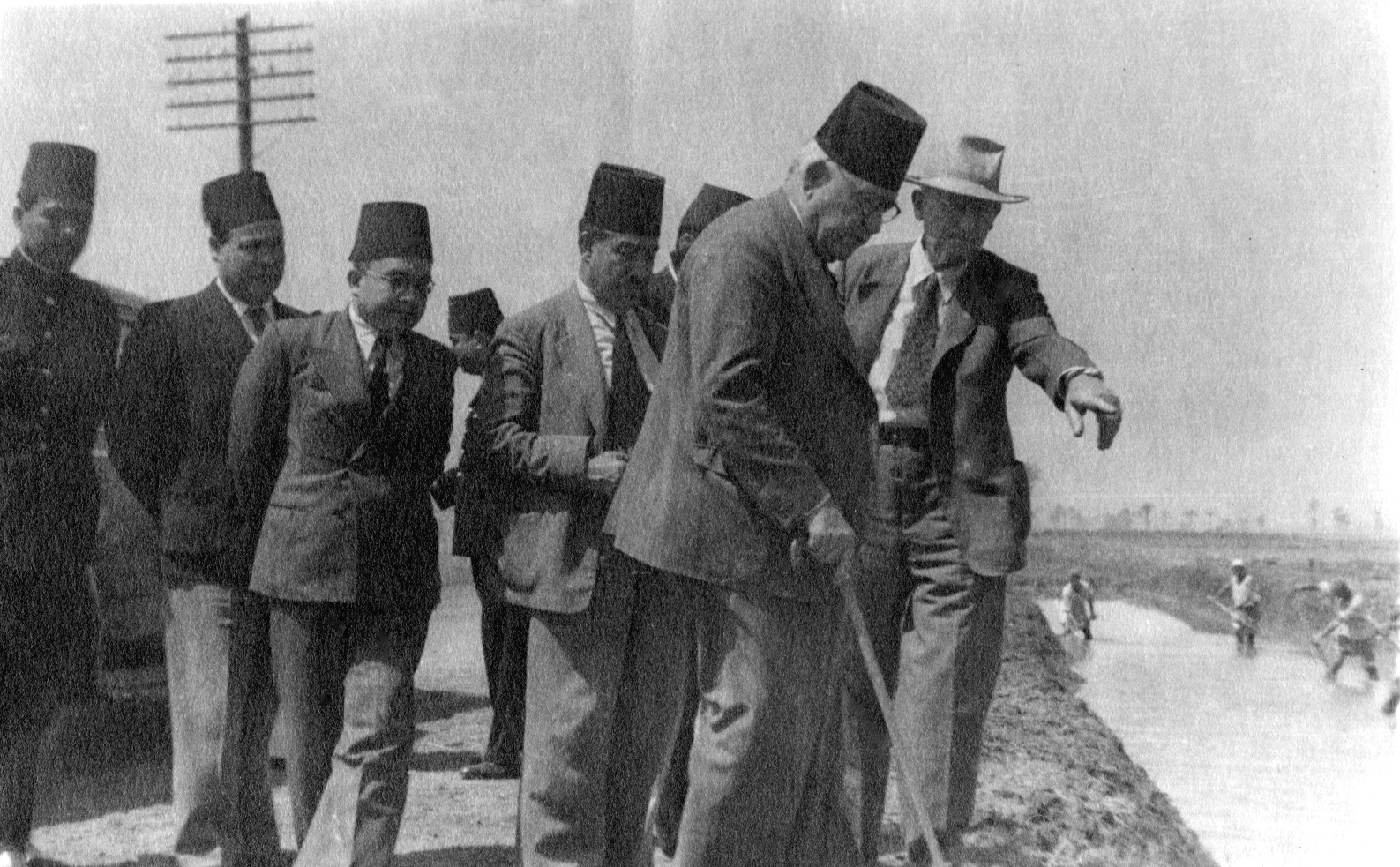 Claude H. Barlow reviewing canal conditions with Egyptian officials ...